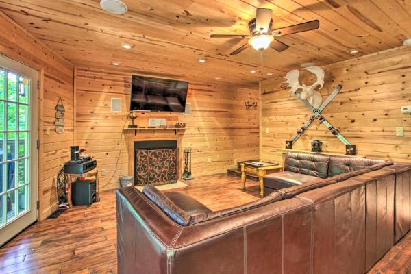 2 Mi To Town! Gatlinburg Chalet With Hot Tub - Gatlinburg, TN