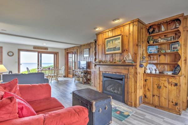Fireplace And Sunroom! Oceanfront Cape Cod Cottage - Breakwater Beach, Brewster