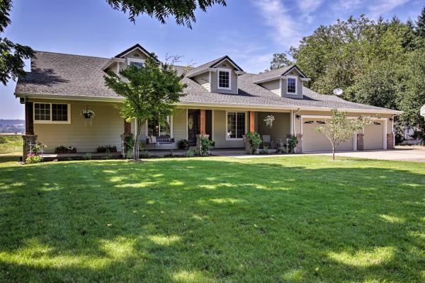Mcminnville Wine Country Home With Hot Tub And Deck - McMinnville, OR