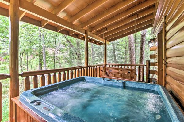 Romantic Mountain Getaway Cabin With Hot Tub! - Gatlinburg, TN