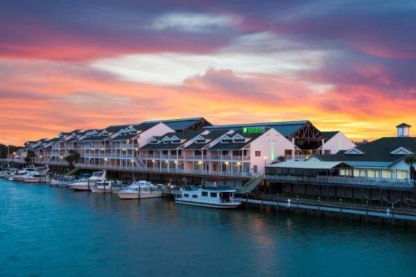 Holiday Inn & Suites Clearwater Beach S-harbourside - Clearwater, FL
