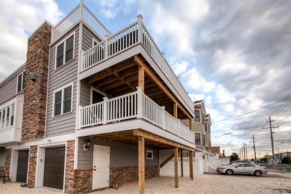 Recently Renovated Lbi Apt With Deck On Beach Block! - New Jersey