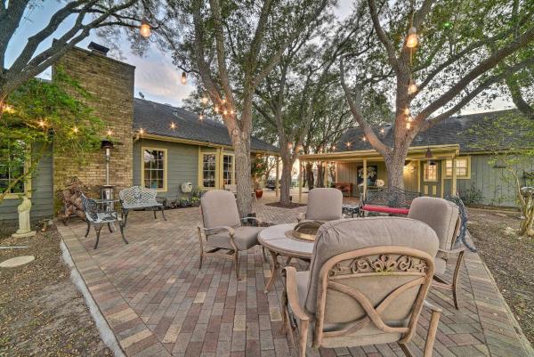 Casa De Samuel - Patio, Fountain And Outdoor Kitchen - Texas