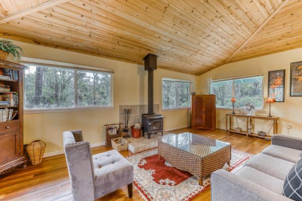 Charming Home W/ Wood Stove - 10 Minutes To Hawaii Volcanoes Nat'l Park - Volcano, HI