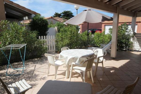 Belle Villa Climatisée Avec 2 Chambres, Terrasse En Angle, Parking Privatif Dans Résidence Sécurisée Piscine Commune 800 M De La Mer Lrcs151 - Portiragnes