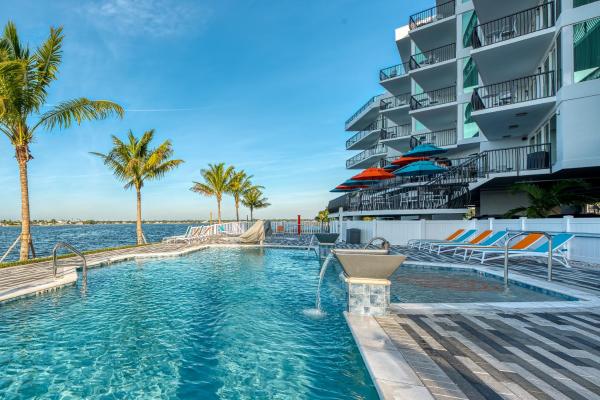 Fusion Resort Waterfront Suites - Treasure Island, FL