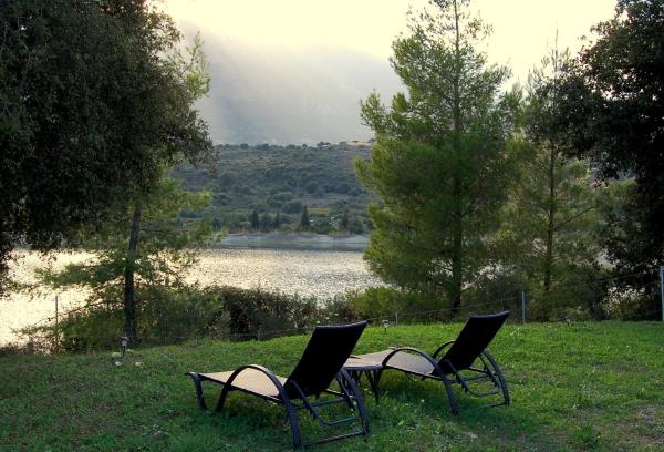 Holiday Cottage With Shared Swimming Pool And Lake View In The Countryside. - Cephalonia