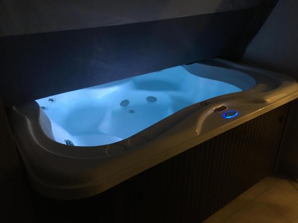 Apartment Electro With Jacuzzi - Novalja