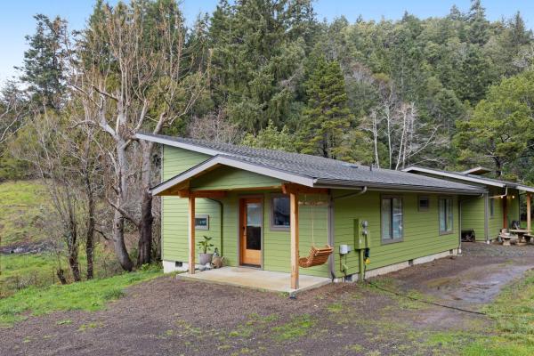 2 Bed 1 Bath Vacation Home In Gold Beach - Gold Beach, OR