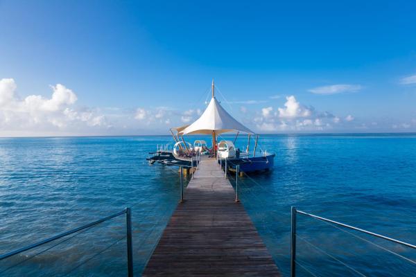Coco De Mer Hotel And Black Parrot Suites - Mahé