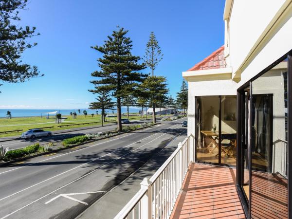 Marine Parade Magic - Napier Holiday Home - Napier