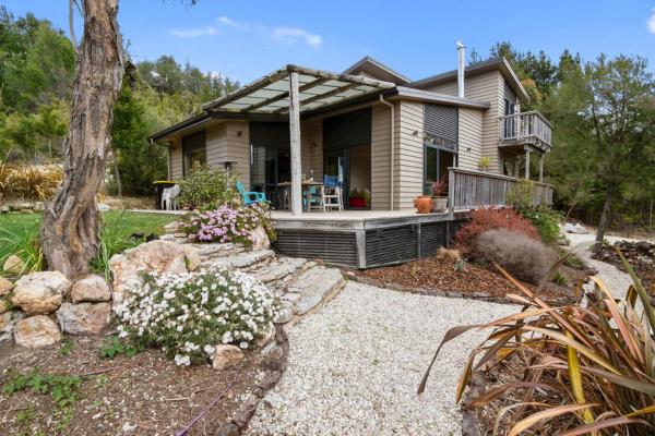 Hillside Hideaway - Kaiteriteri Holiday Home - Riwaka