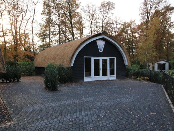 Cozy Accommodation In Two Parts, By The Forest - Giethoorn
