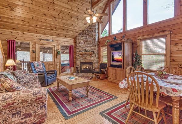 Cub Crossing, Free Attraction Tickets, Hot Tub, Pool Table, Wifi!!! - Sevierville, TN