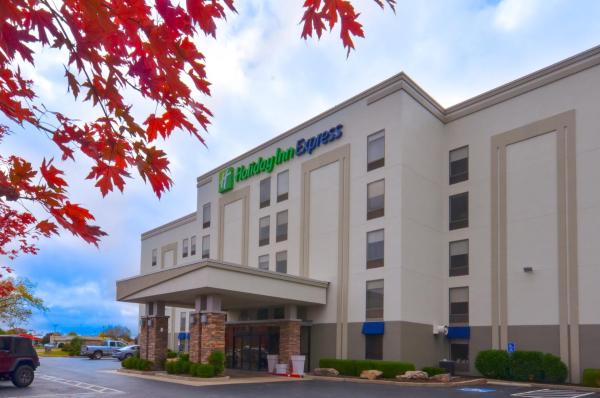 Holiday Inn Express & Suites Fayetteville University Of Arkansas Area By Ihg - Springdale, AR