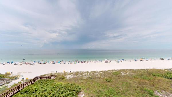 Beachfront 1 Bed W/ On Site Tiki Bar/restaurant! - Marco Island, FL