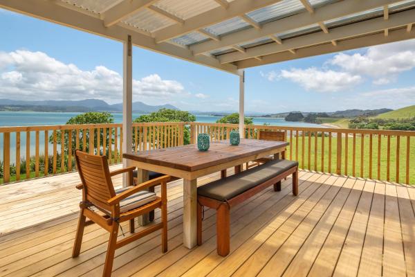 Beautiful Large 6-bedroom Coastal Vacation Home With Spa-pool - Opononi