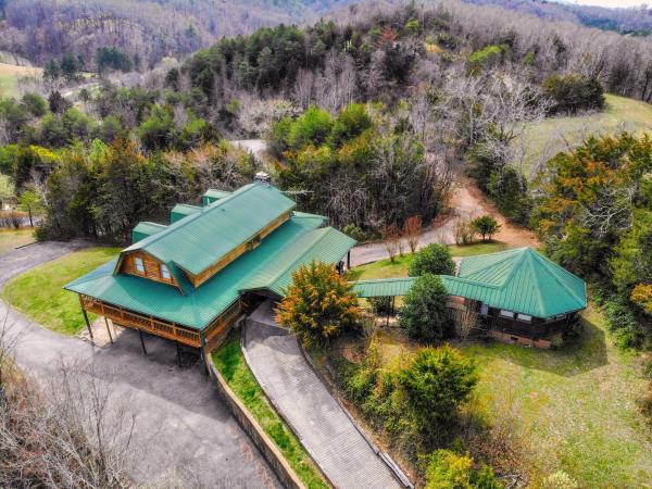 Smoky Bear Lodge With Guest House, Hot Tub, 560 Free Tickets Each Paid Day!!! - Sevierville, TN