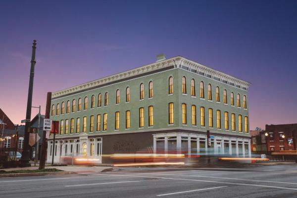 Stay Like A True Local! Located In Louisvilles Nulu District - Sapporo