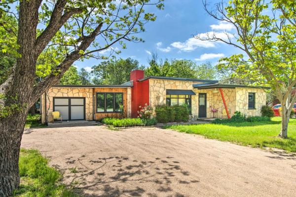 Remodeled Retro Home With Deck, Walk To Main Street! - Texas