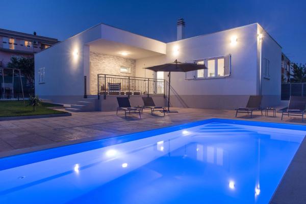 Villa Emanuela With Heated Private Pool, Bbq - Split