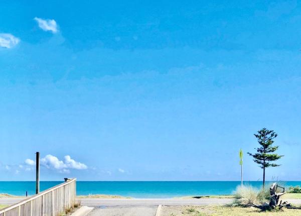 Brand New 3 Bedroom Beachfront Getaway. Beach Just Across The Road. - Ōtaki Beach
