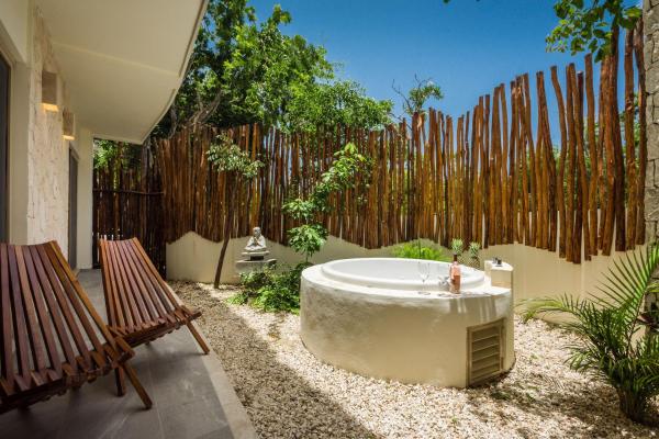 Poolside Bliss With Private Terrace And Jacuzzi - Paradise Beach