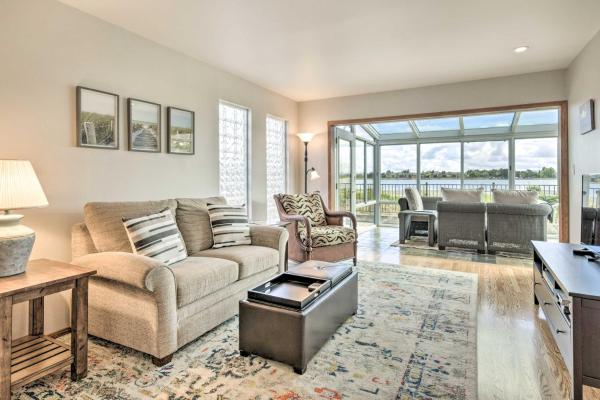 Ideally Located San Francisco Bay Home With Sunroom! - Piedmont, CA
