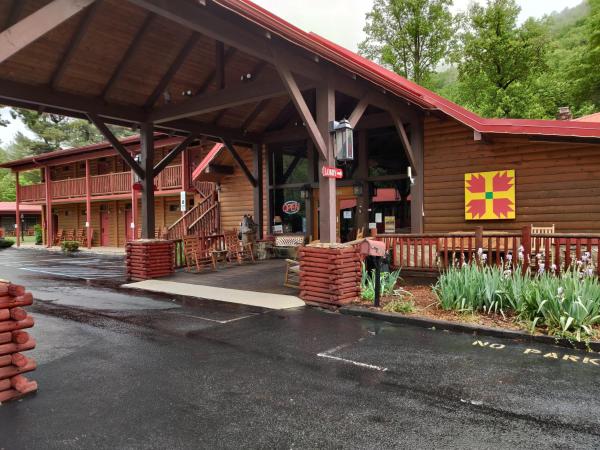 Smoky Falls Lodge - Maggie Valley, NC