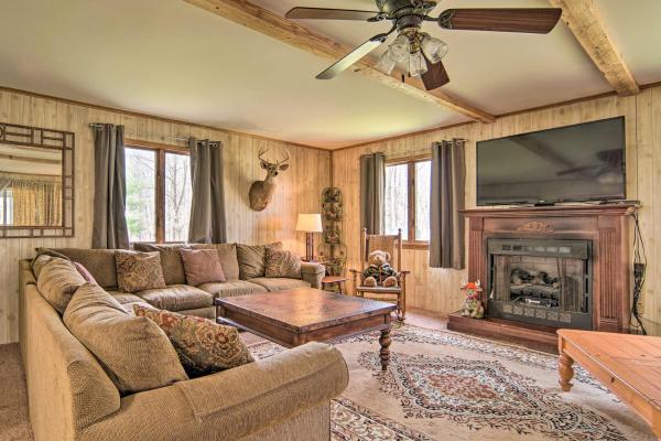 Rustic And Modern Russell Cabin With Grill And Deck - Pensilvania
