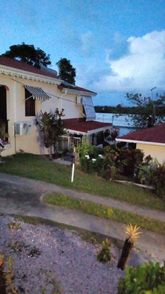 Appartement Ensoleillé à Goyave, 50 M², Vue Mer Et Balcon - Guadeloupe