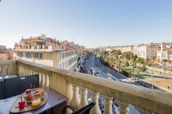 Pj - Dine On The Balcony At A Sleek Writer’s Loft And Enjoy The View - Nice