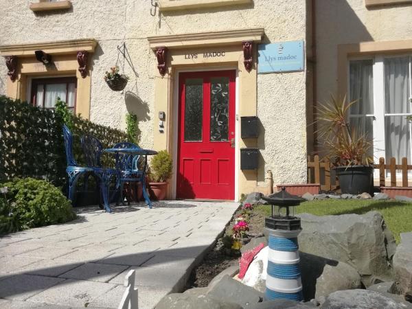 Llys Madoc, The Top Flat - Wales