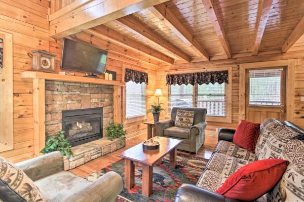 Cabin With Hot Tub About 2 Mi To Island In Pigeon Forge! - Pigeon Forge, TN