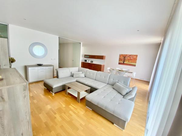 Apartment Korunni Dvur 130m2, 2 Free Parkings - Praha