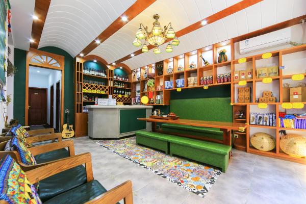 Edinburgh Hostel - Coffee Bar - Western Breakfast -Travel Expert -Good Location-english Reception-ticket Service-tourism Planing-laundry-camara-drone Gopro - Zhangjiajie