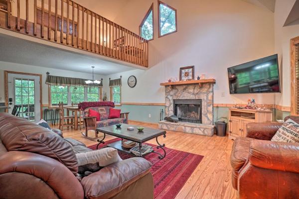 Resort Innsbruck Cabin With A Hot Tub And Deck! - Helen, GA