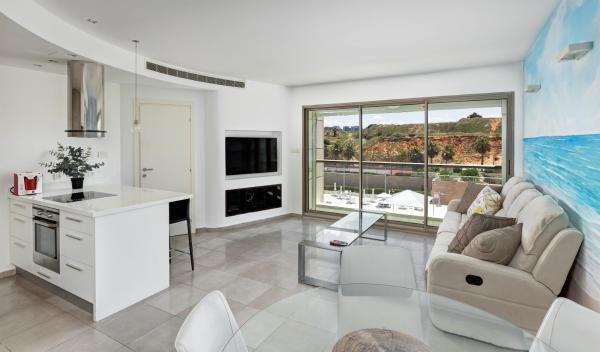 Beautiful 2bd Family Apt By The Beach - Pool & Parking & Gym - Israël