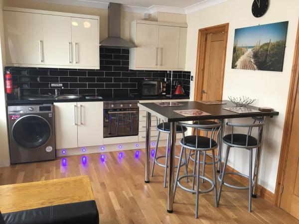 Ground Floor 2 Bed Apartment In Central Location With Private Access To 7 Miles Of Sandy Beach (Sleeps 4) - Brean