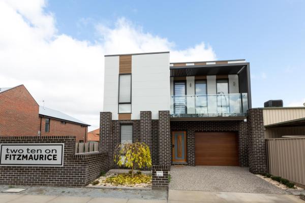 Two Ten Sleeps 10! Luxury Cbd Accommodation - Wagga Wagga
