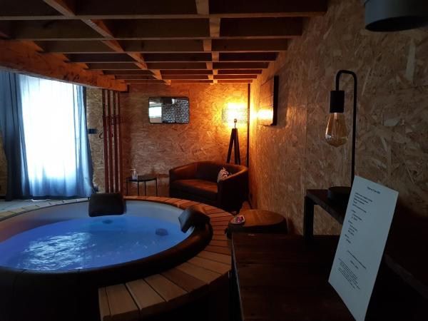 Au Soleil Vert - Chambre De Charme Avec Spa Et Sauna Privés - Bergues