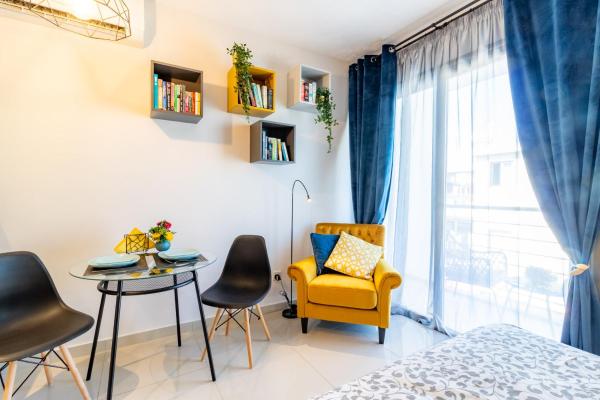Light House - Seafront Cosy Studio With Library - Paphos