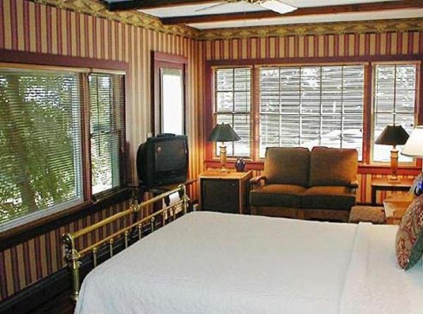Snug Cottage - Provincetown, MA