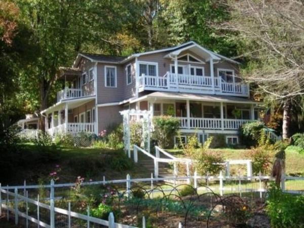 Folkestone Inn - Bryson City, NC