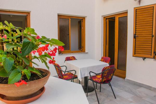 Apartments White & Green In Malinska - Malinska