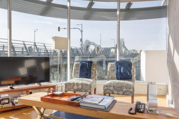 Historic Waterside With Spectacular Johnson Bridge Views - Victoria