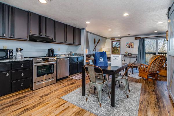 Lake Front King Suite: Full Kitchen-lakefront Deck- Shared Hot Tub - Ridgedale, MO