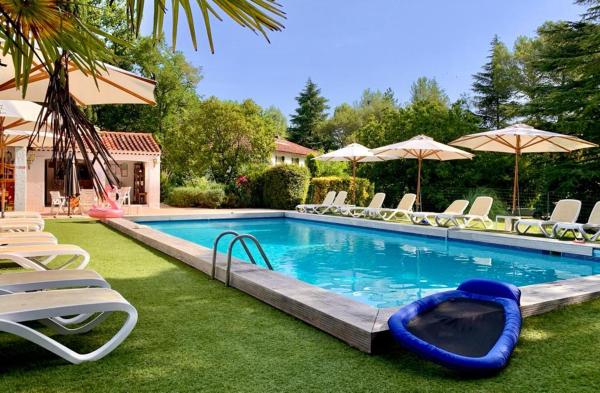 Résidence Miro, Gîtes Climatisés Avec Piscine Et Tennis - Var