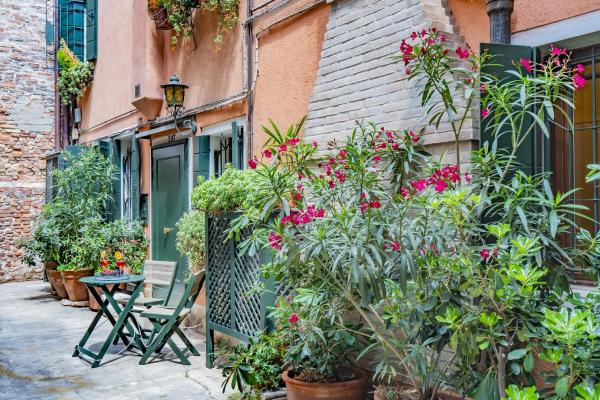 Lo Squero 1 The Secret Courtyard In Dorsoduro - Venice