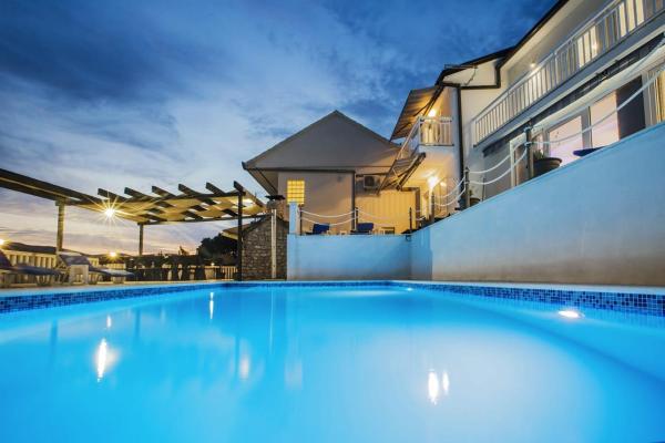 Holiday Home Leko With Outdoor Pool And Hot Tub , Can Fit 22 People - Croácia